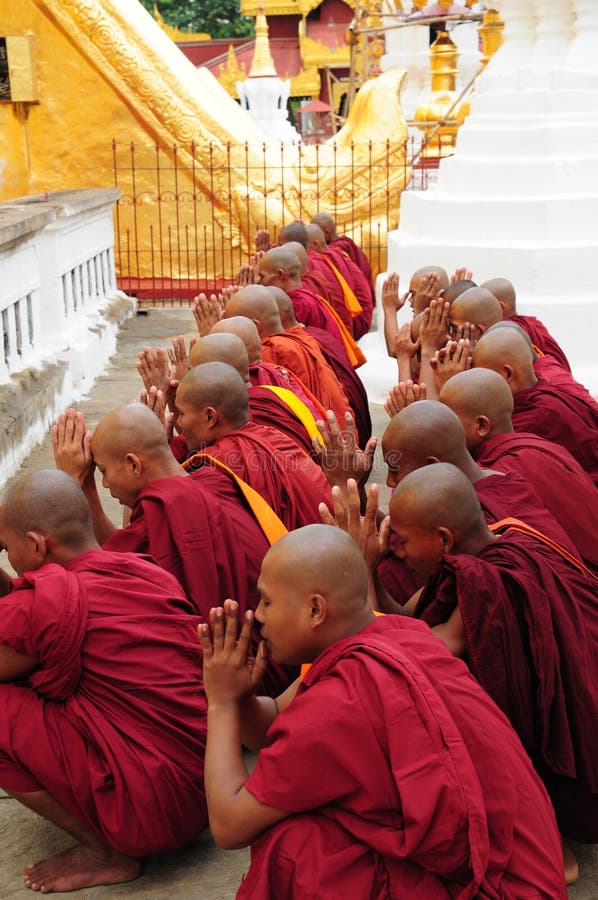 Buddhistische Mönche, Die Um Nahrung in Yangon, Myanmar Bitten ...