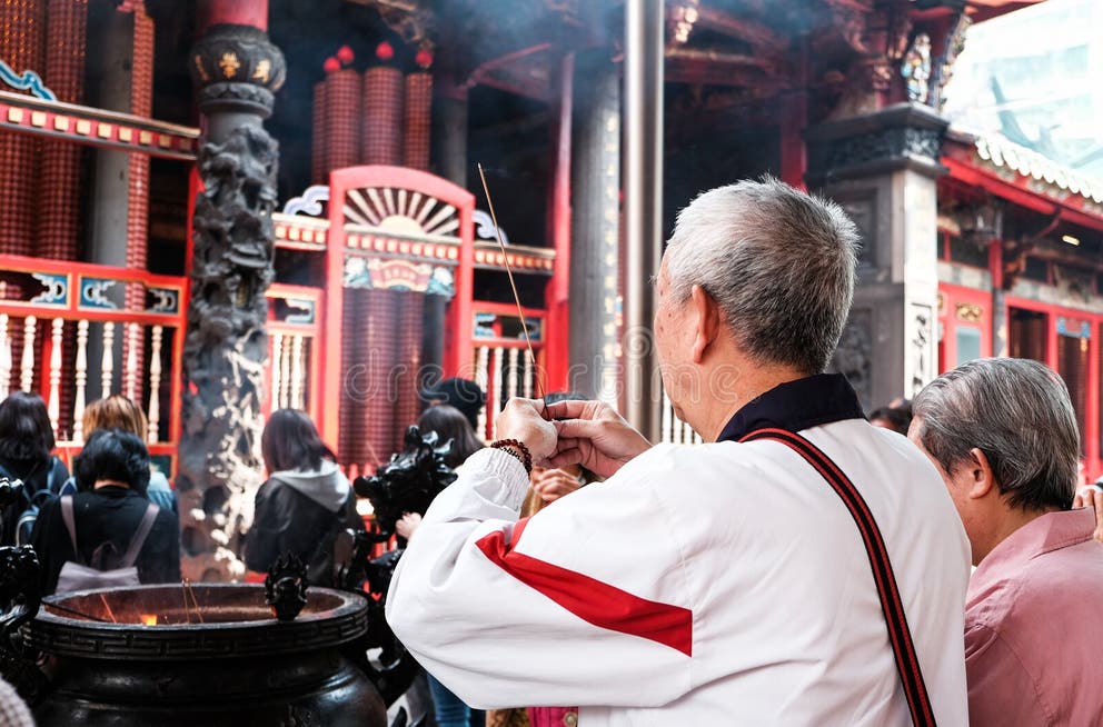 Buddhists make merit editorial image. Image of light - 90980345