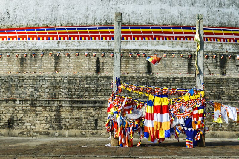 Buddysta Flaga, Buddyjska Stupa W Sri Lance, Zdjęcie Stock - Obraz ...