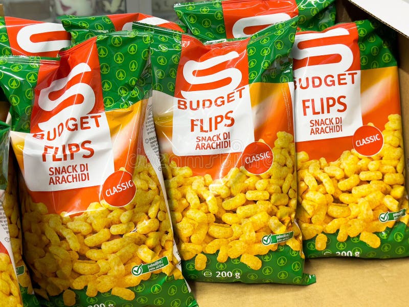 Budget Flips Snack Di Arachidi Classic Packaging Displayed in Grocery ...