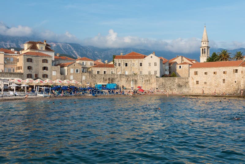 BUDUA, MONTENEGRO - 17 GIUGNO 2018: Spiaggia Delle Hawai Sull'isola Di ...