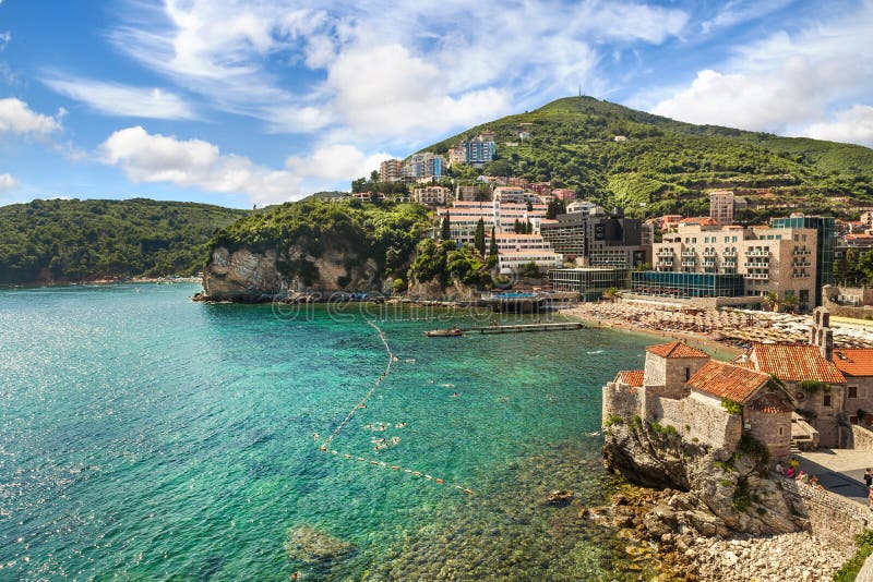 BUDUA, MONTENEGRO - 16 AGOSTO 2017: Spiagge Di Budua Fotografia Stock ...