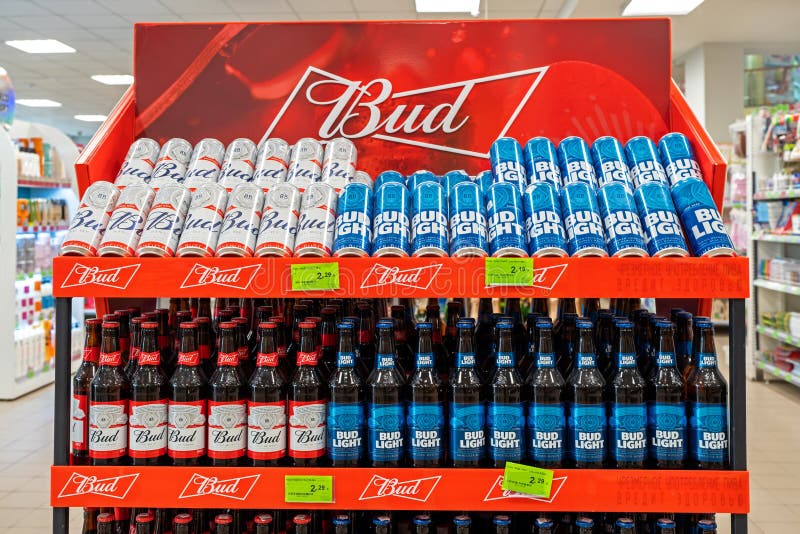 Budweiser E Marca Bud De Cerveja No Supermercado. Minsk Belarus 2022 ...