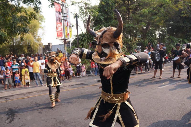 Buffalo Dancer of the 49th Annual United Tribes Pow Wow Editorial Stock ...