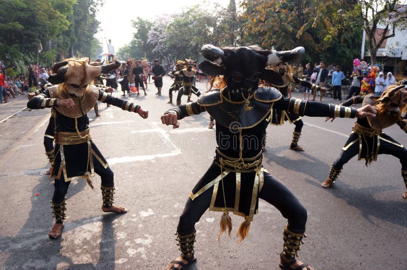 Buffalo Dancer of the 49th Annual United Tribes Pow Wow Editorial Stock ...