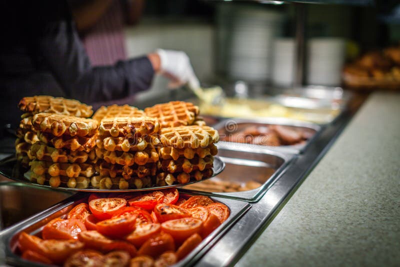 Vassoi Riscaldati Del Buffet Pronti Per Il Servizio. Colazione/pranzo ...