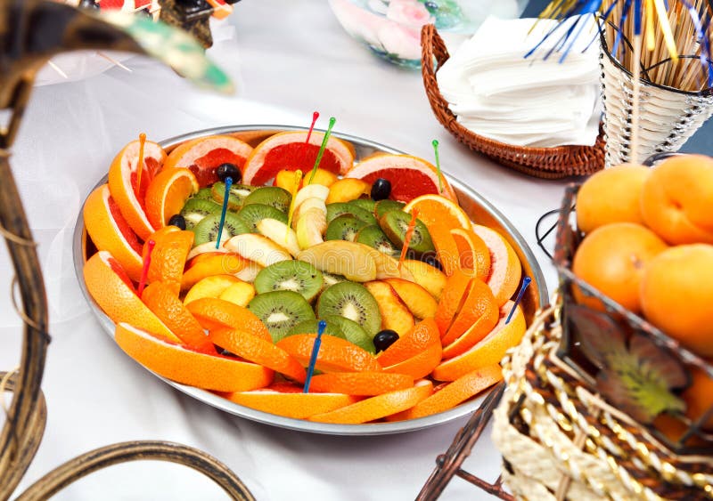 Buffet della frutta immagine stock. Immagine di tagliato - 38043943