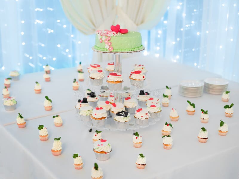 Buffet Della Torta Nunziale Immagine Stock - Immagine di luminoso ...