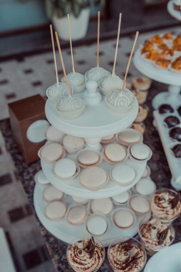 Buffet Des Bonbons à La Table De Mariage Photo stock - Image du gourmet ...