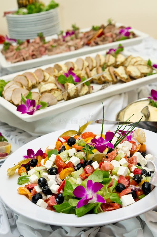 Buffettisch Mit Kalten Snacks, Fleisch Und Salate Stockfoto - Bild von ...
