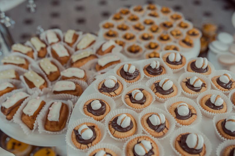 Buffet Von Bonbons an Der Hochzeitstafel Stockbild - Bild von aufnahme ...