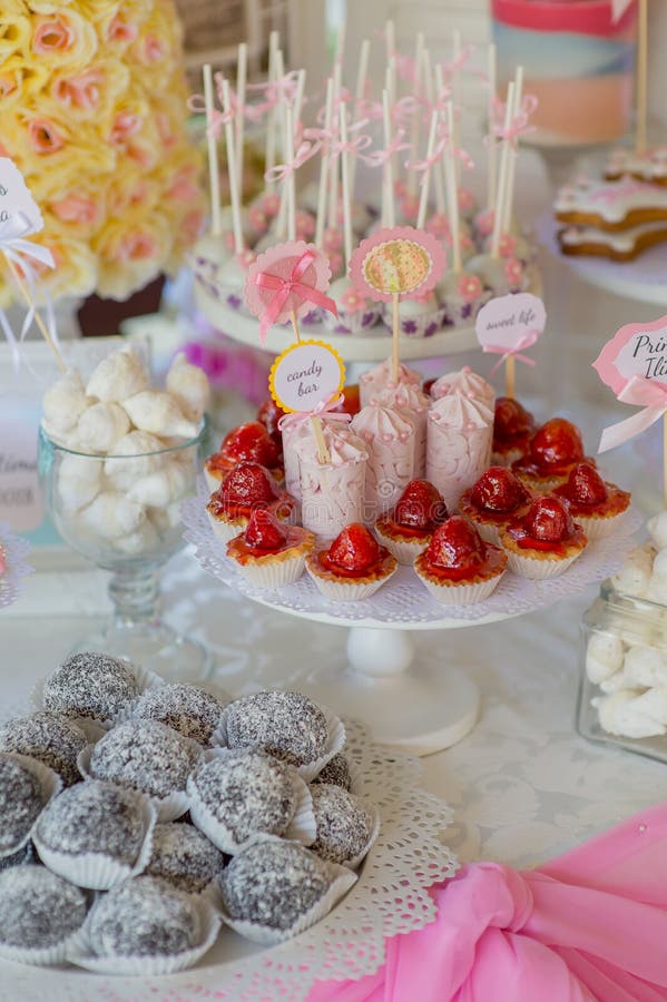 Buffet Von Bonbons an Der Hochzeitstafel Stockbild - Bild von gebacken ...