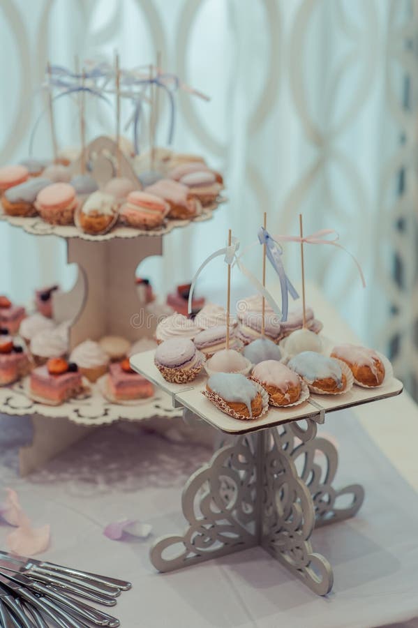 Buffet Von Bonbons an Der Hochzeitstafel Stockfoto - Bild von rosa ...