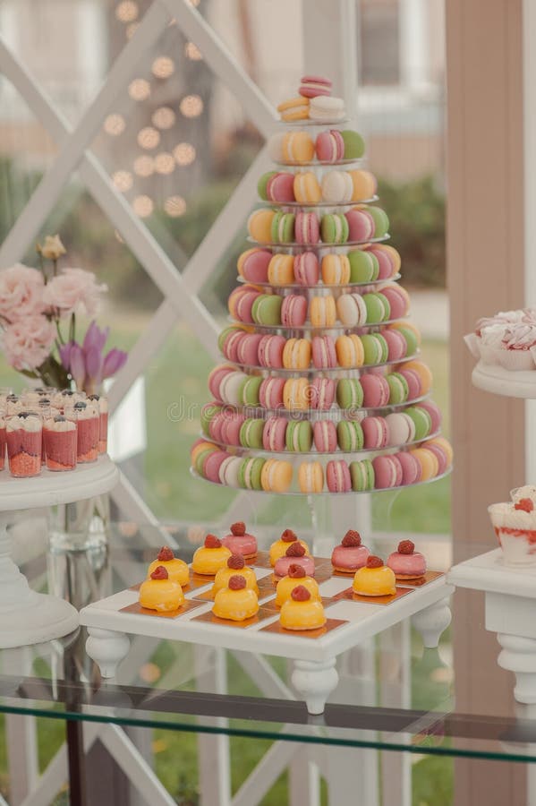 Buffet Von Bonbons an Der Hochzeitstafel Stockbild - Bild von glas ...