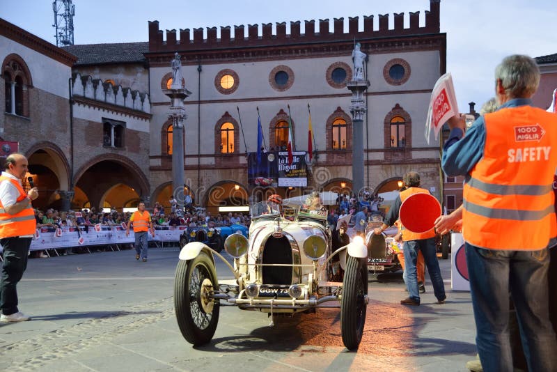Bugatti Blanco Chiron Exhibido En Dubai, Chiron Es Coche Francés De Los ...