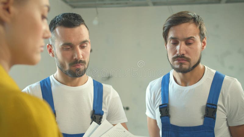 Builders Listen To Woman, they Discuss Design of the Flat Stock Photo ...