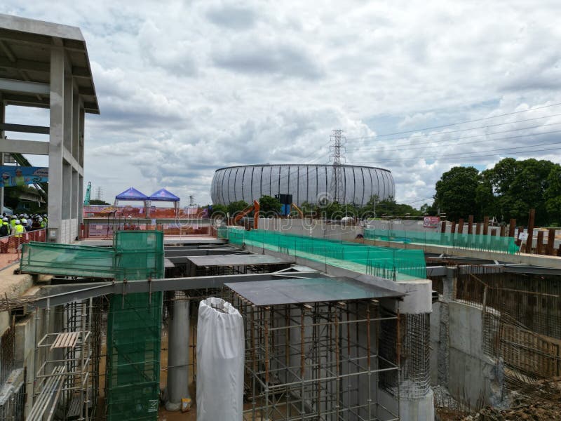 Building Construction Projects in the Middle of the City and on the ...