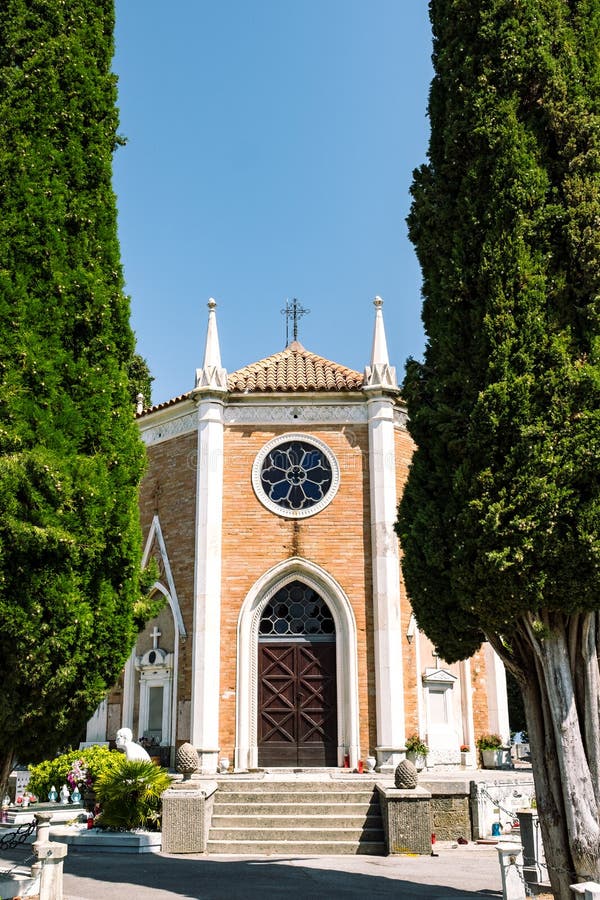 A Building at the Graveyard Stock Image - Image of tomb, dead: 212423405