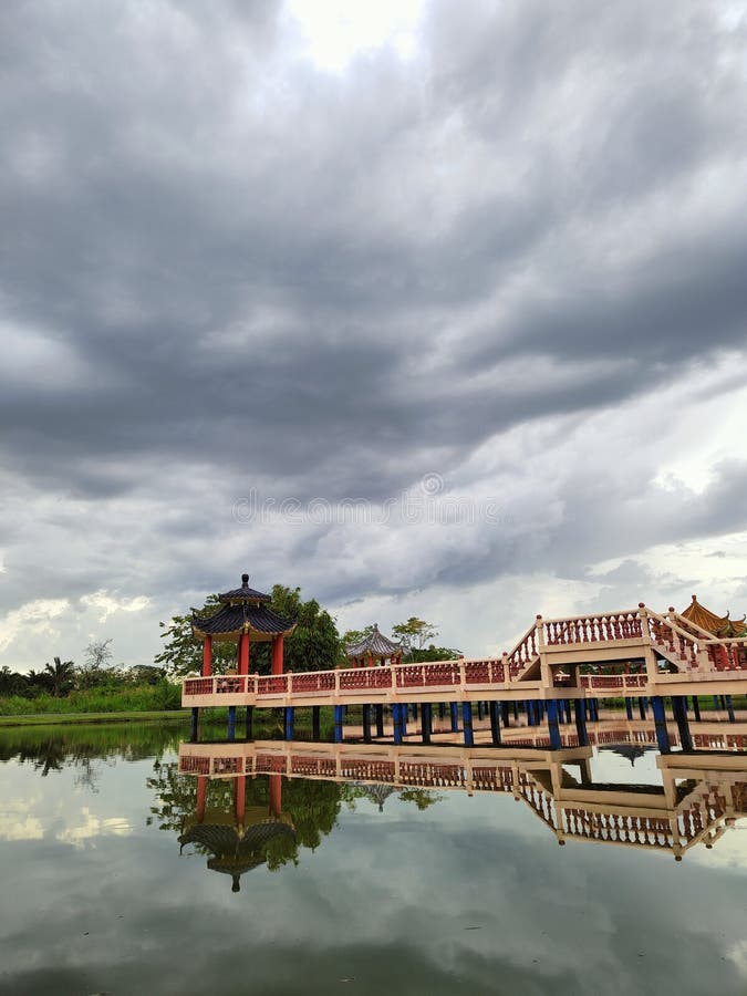 Building Lake Dark Sky Bridge Stock Image - Image of lake, dark: 266278037