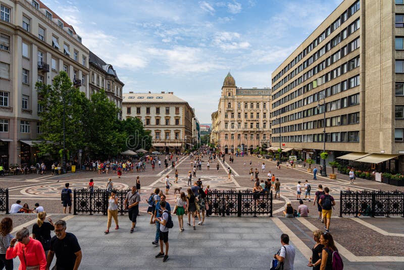 Building Street Old Pest District in Budapest, Hungary Editorial Stock ...