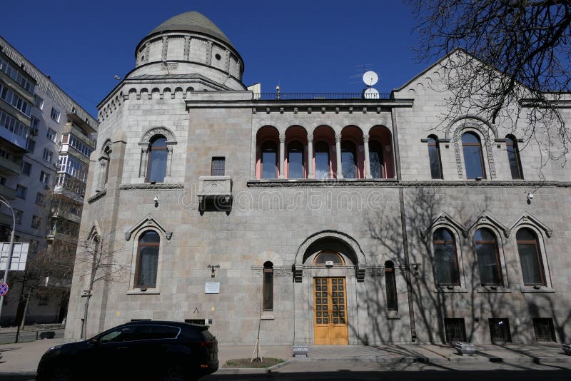 A Building with Complex Architectural Forms: a Tower, a Superstructure ...