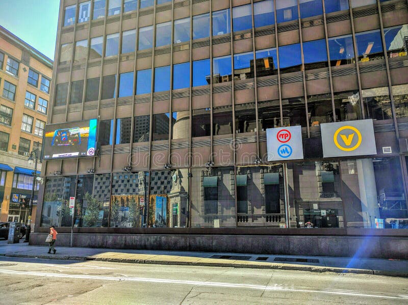 A View at the Sidewalk Along the Fullerton Hotel in Singapore Editorial ...