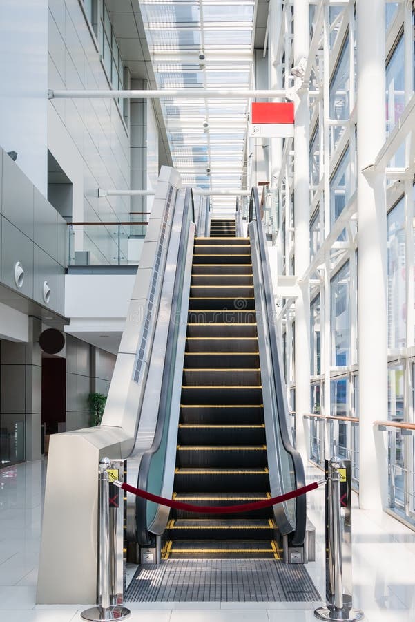 Buiten Dienst Roltrap Stock Foto - Afbeelding: 39308250