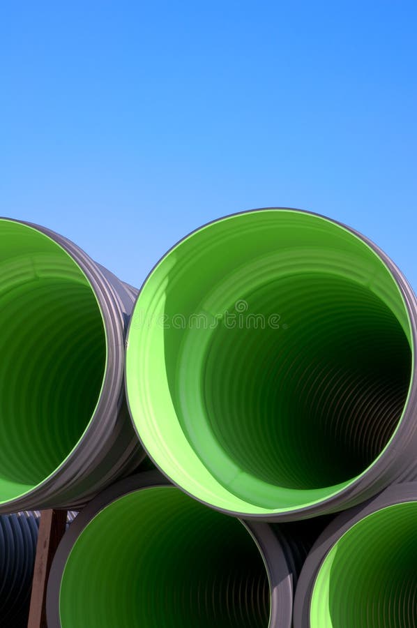 Stapel groene buizen stock foto. Image of architectuur - 12229340