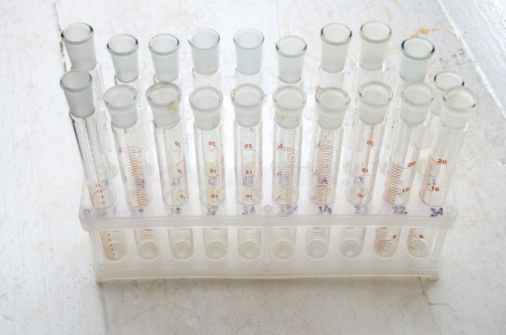 Buizen in Het Chemische Laboratorium Stock Afbeelding - Image of ...