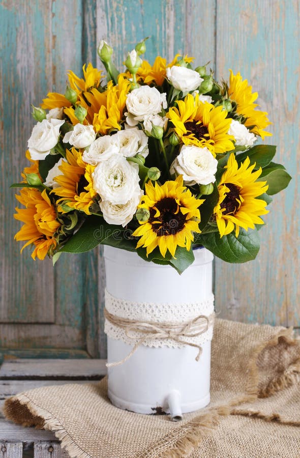 Bukett Av Vita Rosor Och Solrosor Fotografering för Bildbyråer - Bild ...