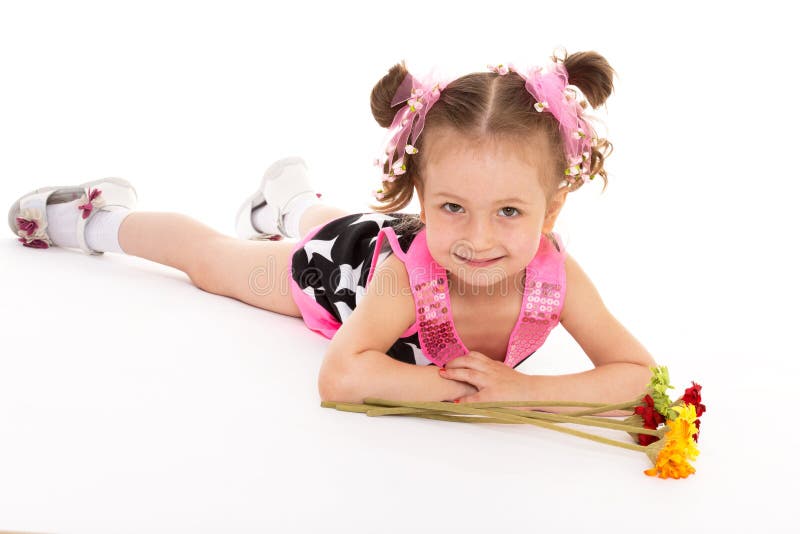 Liten Flicka Som Poserar Med En Bukett Av Blommor Arkivfoto - Bild av ...