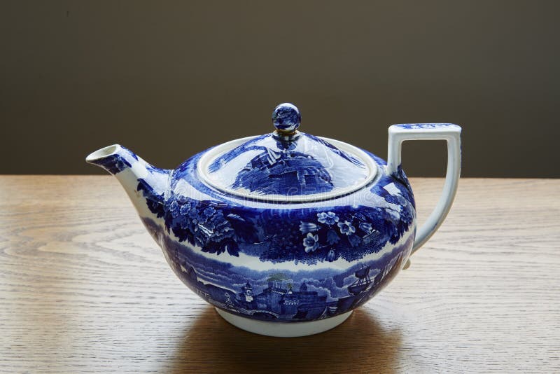 Bule do vintage foto de stock. Imagem de retro, antiguidade - 104333028