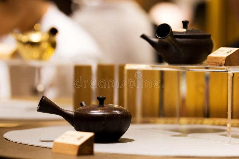 Bules chineses na mostra imagem de stock. Imagem de brilho - 119799579