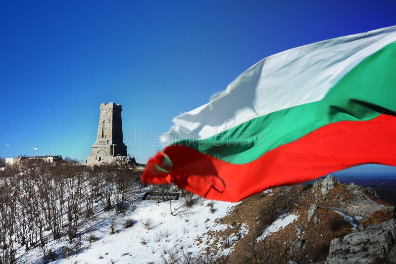 Bulgaarse vlag op Shipka stock afbeelding. Image of steen - 50696829