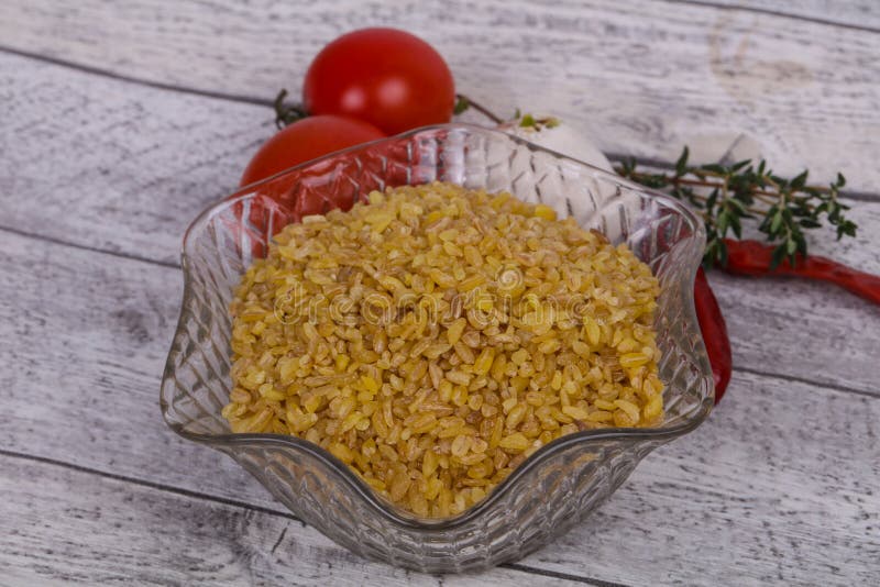 Bulgur Cru Na Tigela Com Tomate E Alho Imagem de Stock - Imagem de inteiro, madeira: 206451367