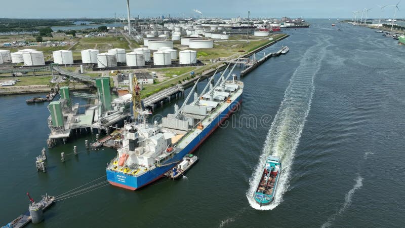 Bulk Carrier Ship Offloading Cargo by Crane for Processing Stock ...