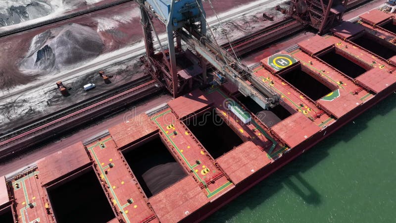 Bulk Carrier Ship Offloading Cargo by Crane for Processing Stock ...