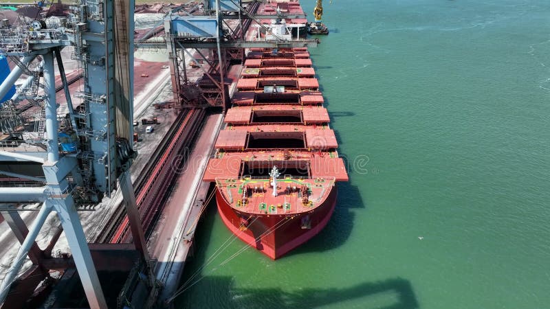 Bulk Carrier Ship Offloading Cargo by Crane for Processing Stock ...