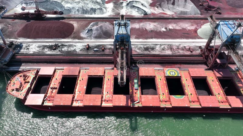 Bulk Carrier Ship Offloading Cargo by Crane for Processing Stock ...