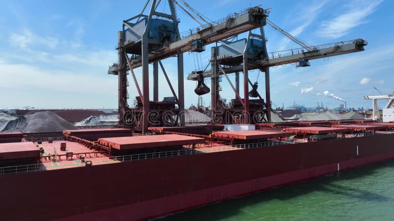 Bulk Carrier Ship Offloading Cargo by Crane for Processing Stock ...