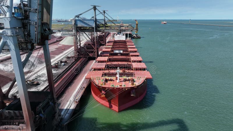 Bulk Carrier Ship Offloading Cargo by Crane for Processing Stock ...