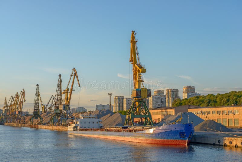 Bulk ship in port terminal stock image. Image of sand - 79742407