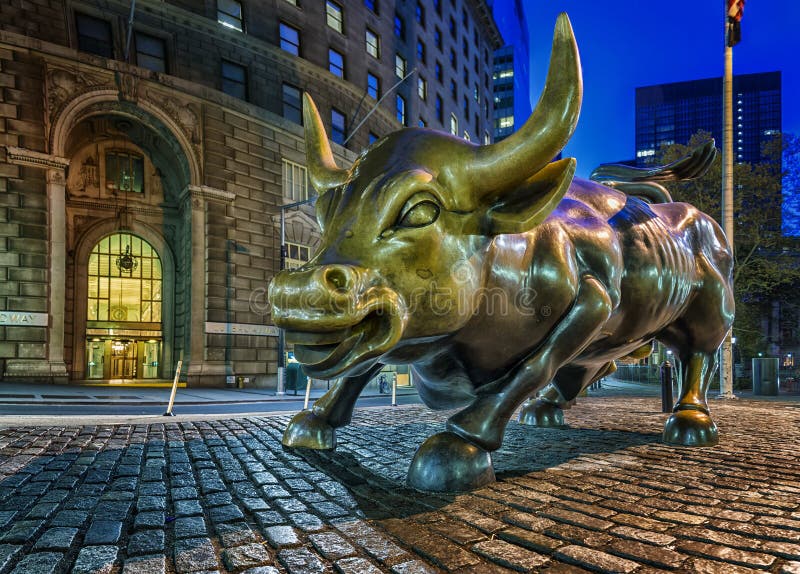 Bull Statue in Downtown Manhattan Editorial Stock Photo - Image of ...