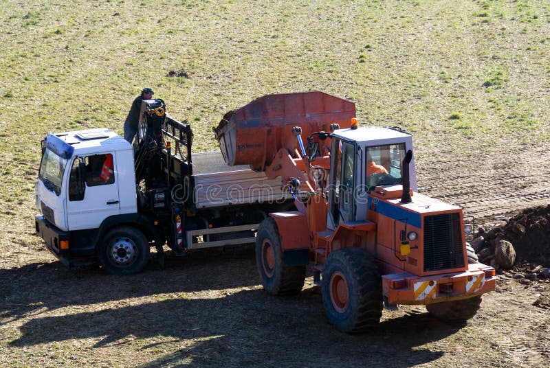 Bulldozer E Camion Sul Lavoro Fotografia Stock - Immagine di estremo ...
