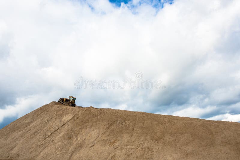 Berg met zand en zout stock afbeelding. Image of heuvel - 50941819
