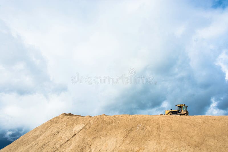 Berg met zand en zout stock afbeelding. Image of heuvel - 50941819