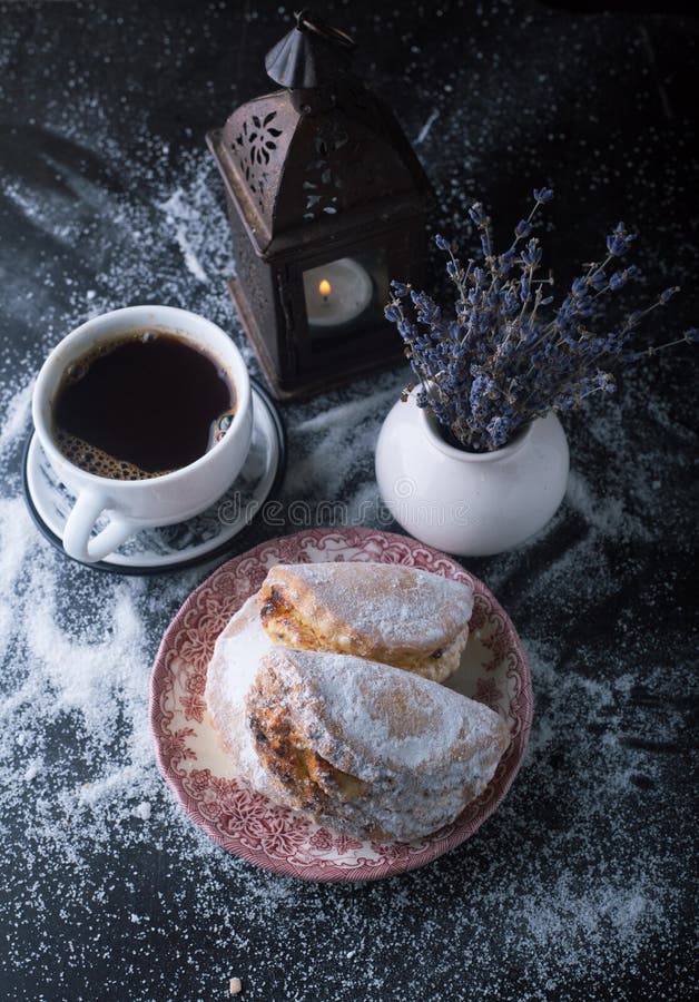 Bulle med keso och kaffe arkivfoto. Bild av frigörande - 63853764