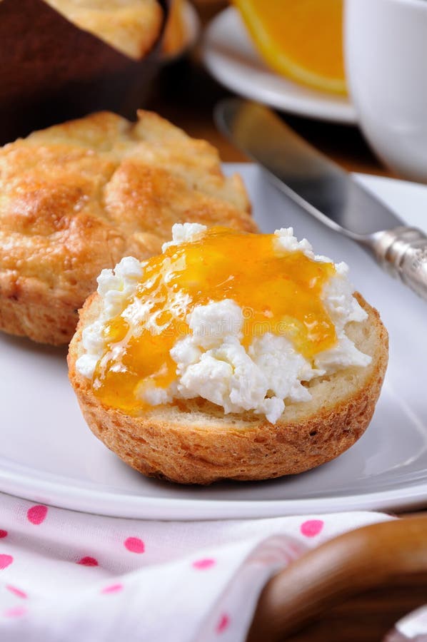 Bulle med keso och kaffe arkivfoto. Bild av cooked, bakade - 63853764