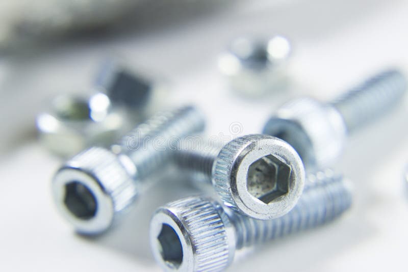 Bulloni, dadi e un plyer immagine stock. Immagine di noce - 80113951