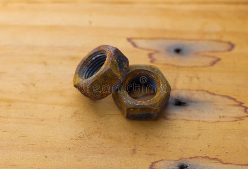 Bulloni E Dadi Industriali Con Il Fuoco Basso Fotografia Stock ...